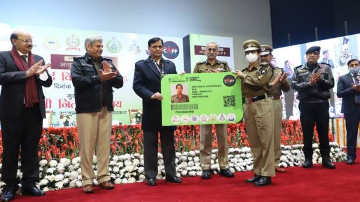 Shri Nityanand Rai distributed Ayushman CAPF cards to the last 10 ...