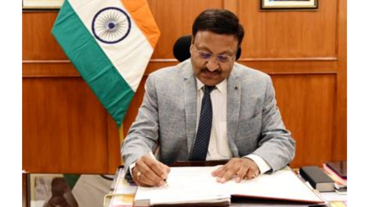 Shri Rajiv Kumar assumes charge as the 25th CEC of India