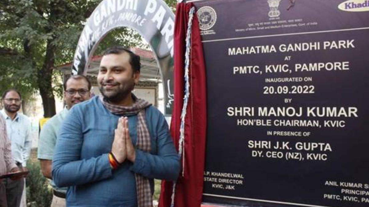 Chairman KVIC, Shri Manoj Kumar visits PMTC, KVIC, Pampore, Pulwama ...